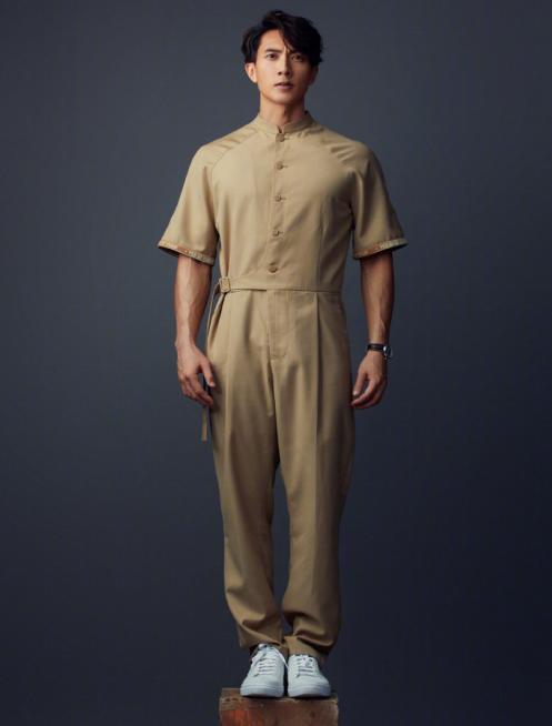 Wu Zun naked to shoot the cover, showing eight-pack abdominal muscles ...