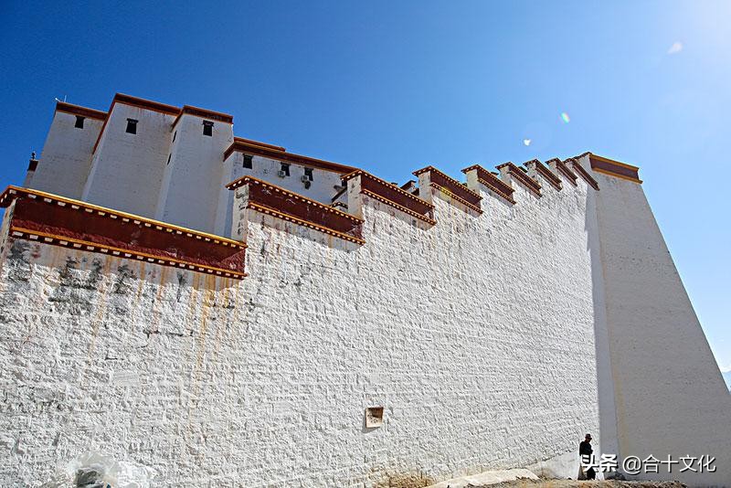 Bianma wall in Tibet, ochre red view - iMedia