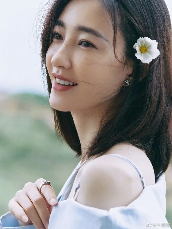 Actress Wang Likun posted many stunning pictures!Snow skin jade looks too sexy and charming - iMedia