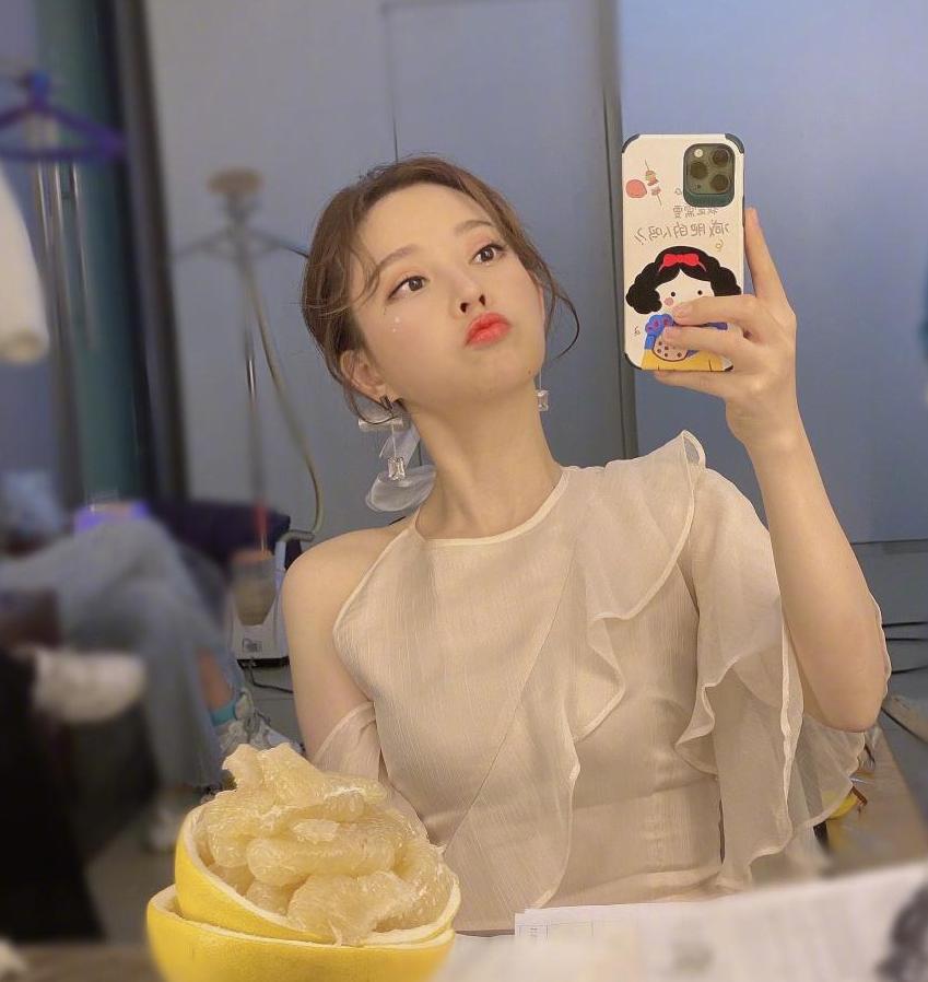 Feng Timo has funny photos, and her rose pajamas are as pink as a girl ...