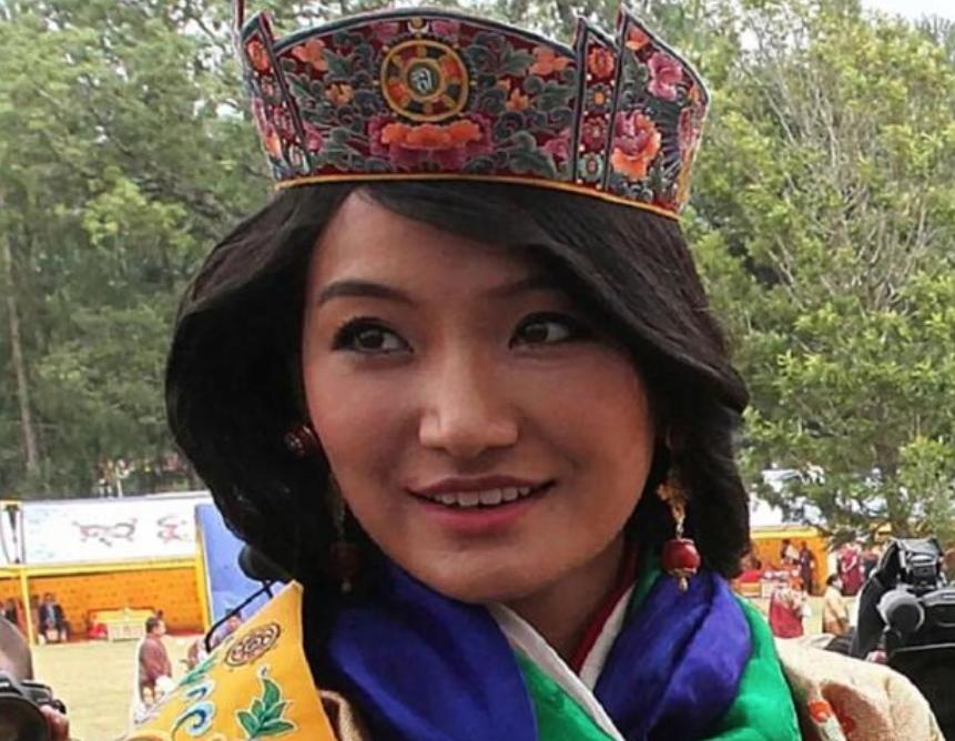 The 31-year-old Queen of Bhutan held an umbrella for the eminent monk ...
