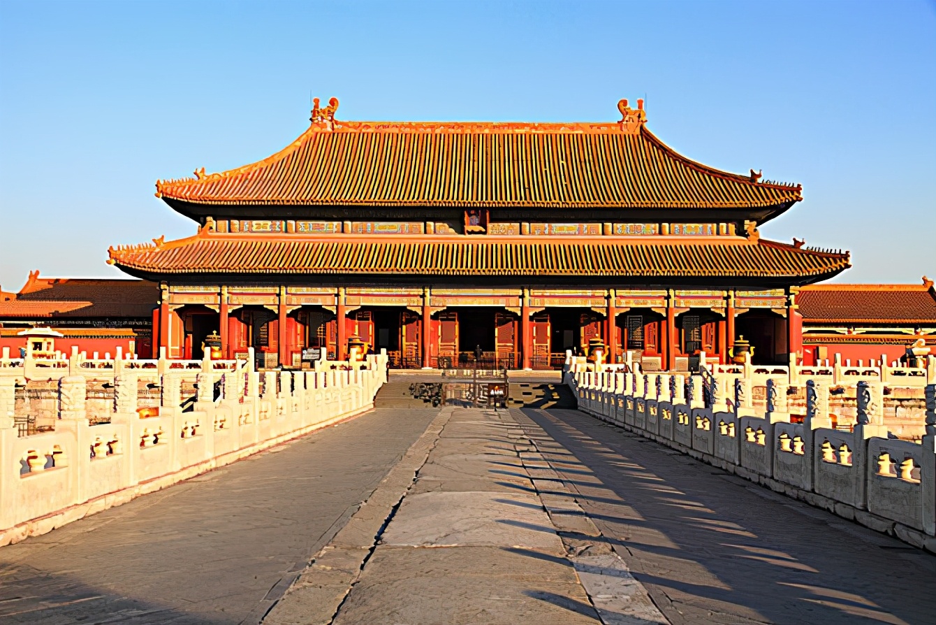 The Hall of Yangxin is not on the central axis of the Forbidden City ...