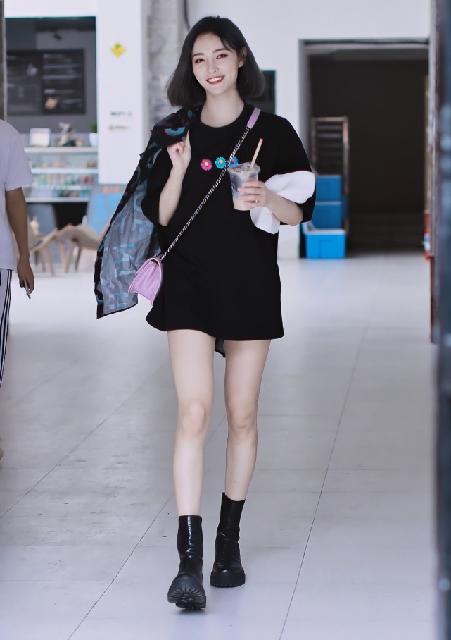 Xu Jiaqi in a navy shirt is too sweet, with a pleated skirt showing her small legs, she smiles ...