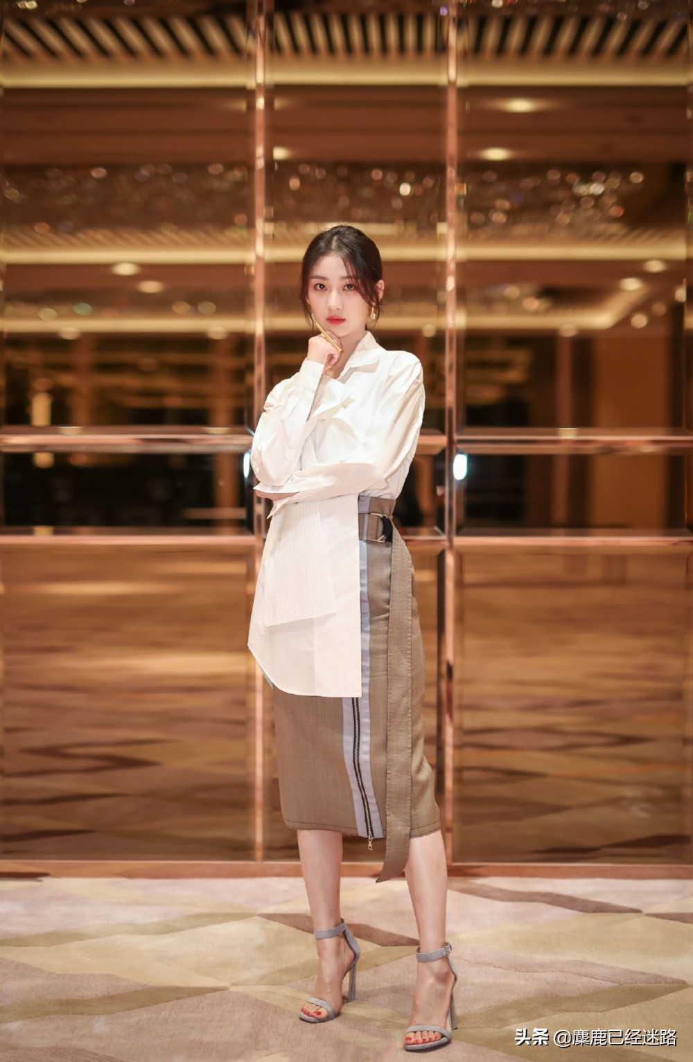 Qi Yandi wears a white shirt with a short skirt. His slender and tall ...