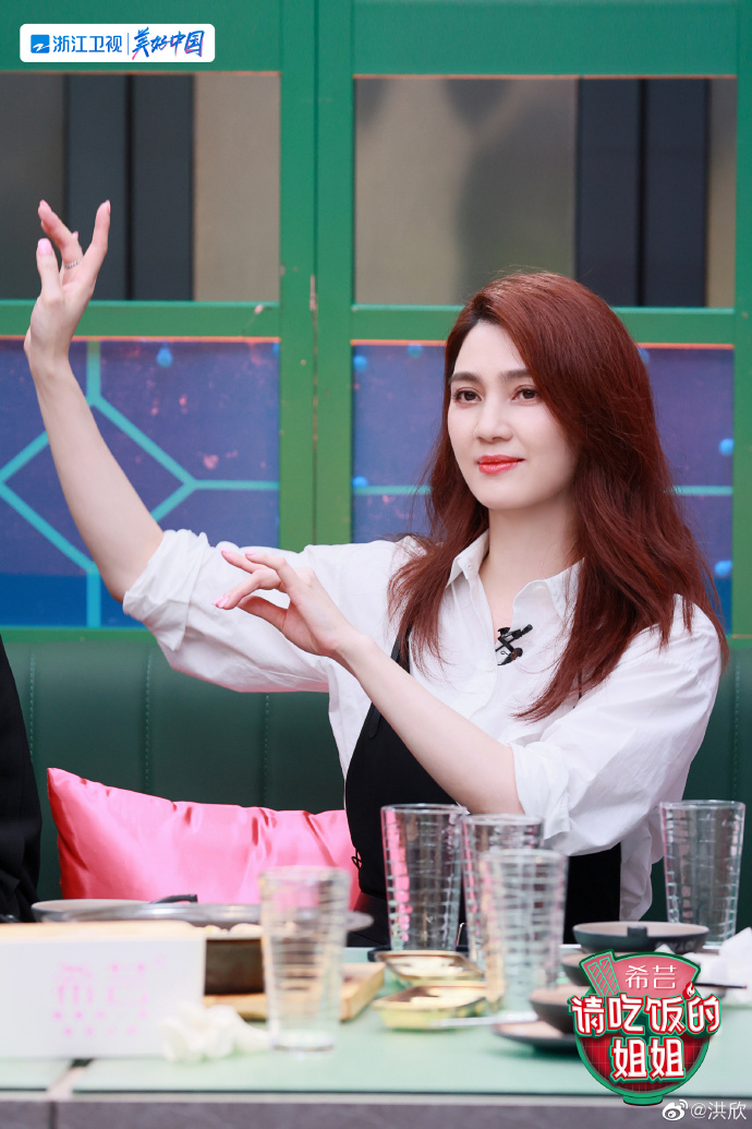 50-year-old Hong Xin is not very old, she has a slender figure, which ...