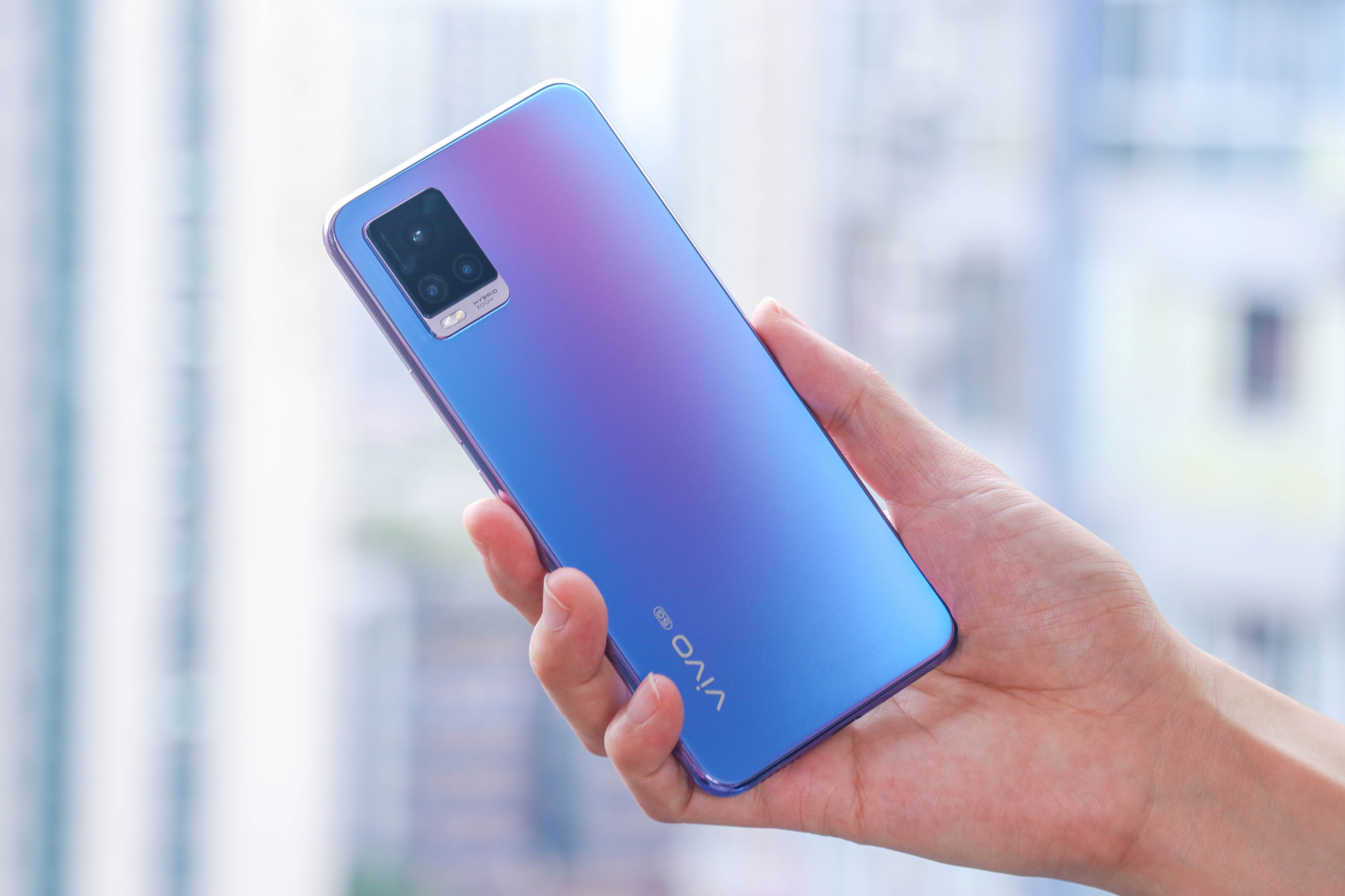 Three spokespersons, Liu Haoran, Cai Xukun, and Lisa, officially announced the vivo S10 series ...