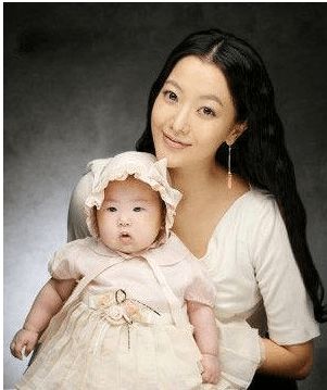 Kim Hee Sun's daughter grew up in the "plastic surgery" style, but she ...
