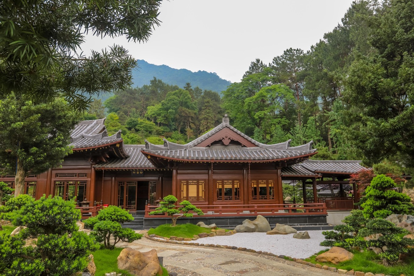 Yunmen Temple, hidden deep in the mountains, is one of the eight famous ...
