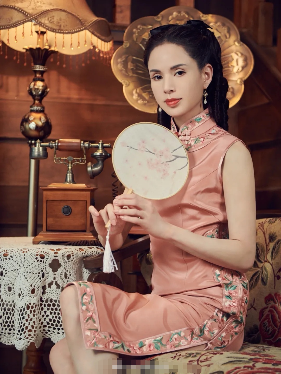 Li Ruotong's latest look, wearing a cheongsam with retro makeup, looks ...