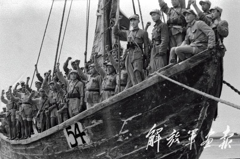 The wooden ship chased the warship to fight!The People's Liberation ...