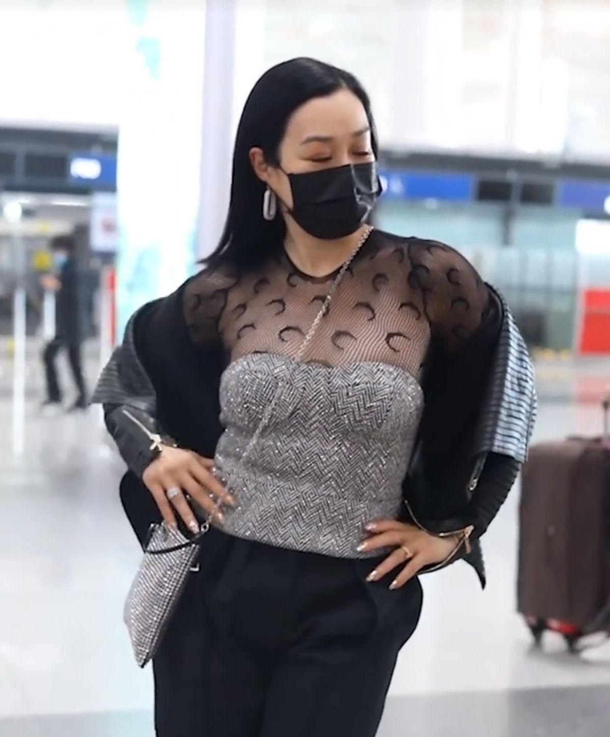 50-year-old Zhong Liti walks the show at the finale, showing a full body in a tight-fitting ...