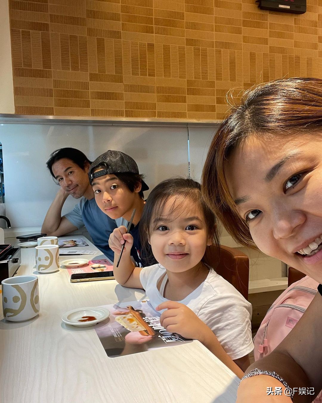 TVB male artists accompany their family for dinner and enjoy the family ...