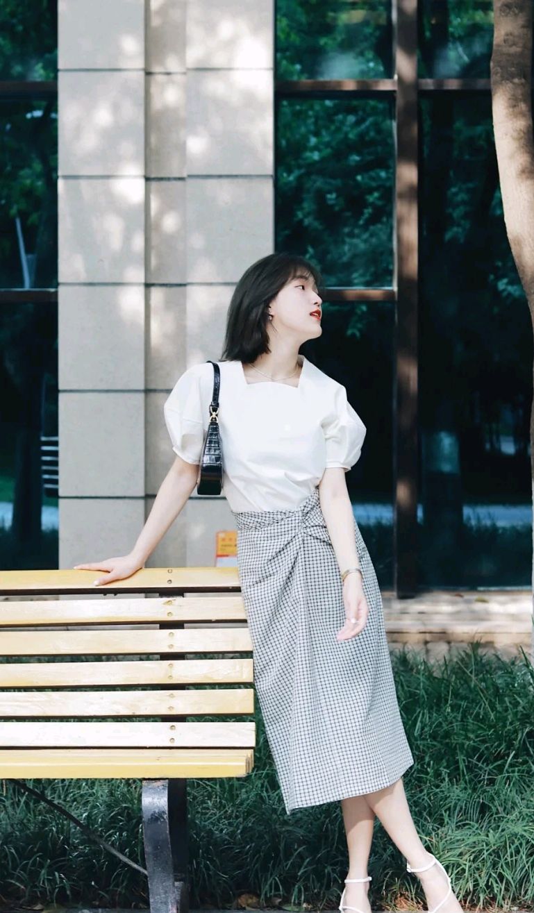 How should a 25-year-old girl dress herself?It must be elegant and ...