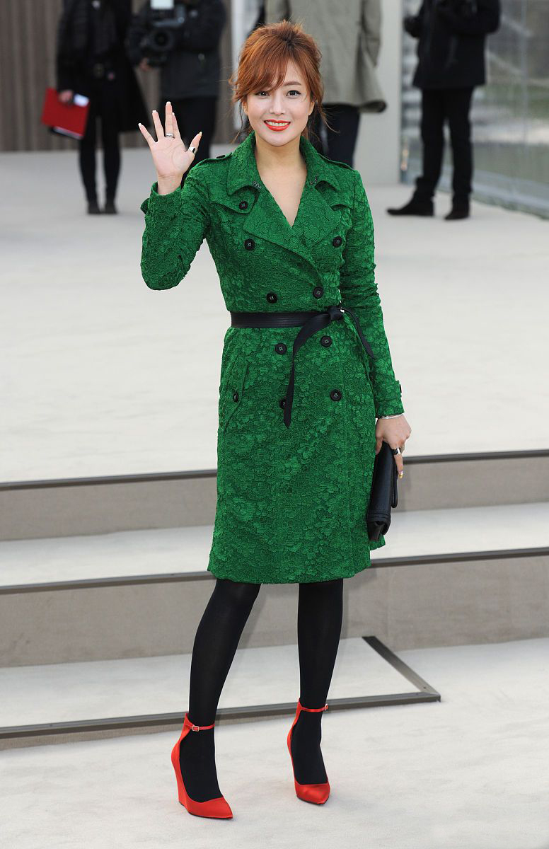 Kim Hee Sun is really daring, he dare to try any color scheme, green ...