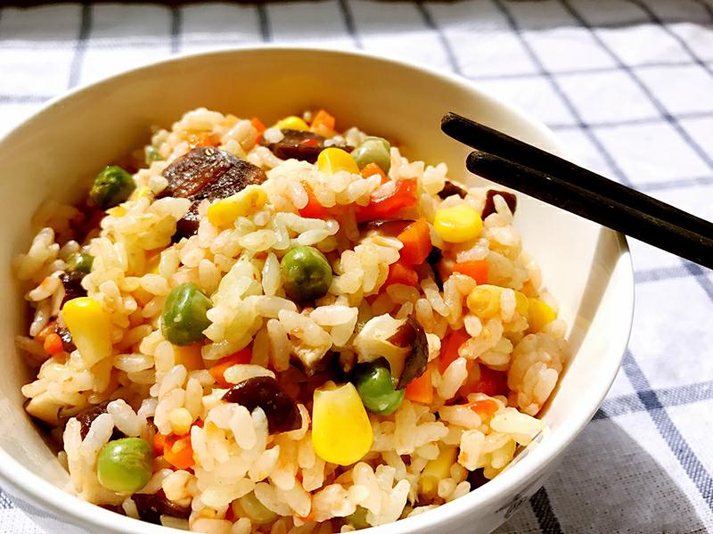 A lazy braised rice recipe made by a rice cooker, delicious and simple ...