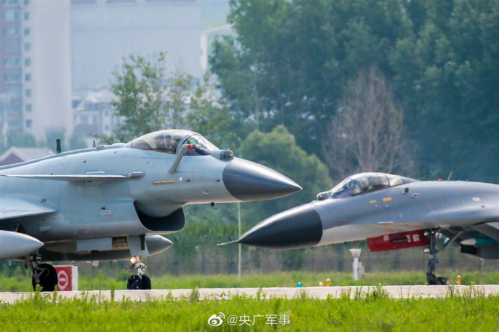 The actual combat flavor is heavy!F-11B equipped with electronic ...