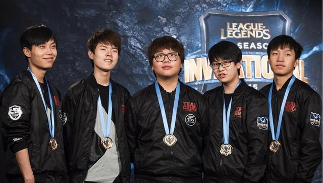 EDG won the S11 championship and Scout won the FMVP!Meiko becomes the first Grand Slam player in ...