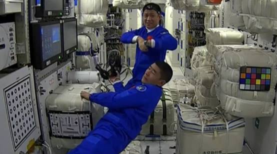 really not easy!The astronauts take a shower in the space station like ...