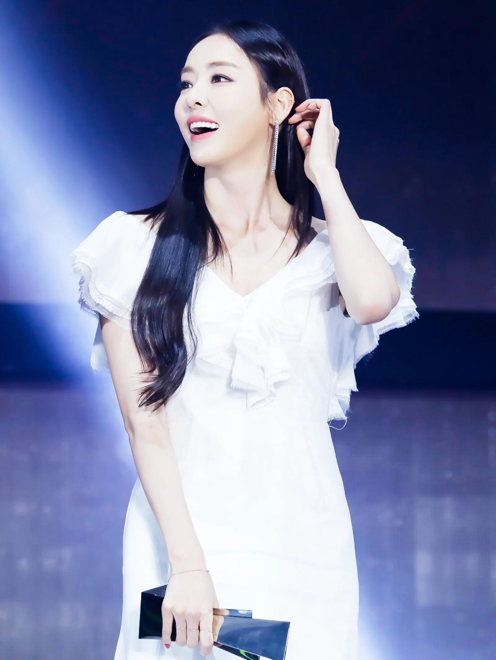 Lee Dahee, South Korea's "First Beautiful Leg" - iMedia