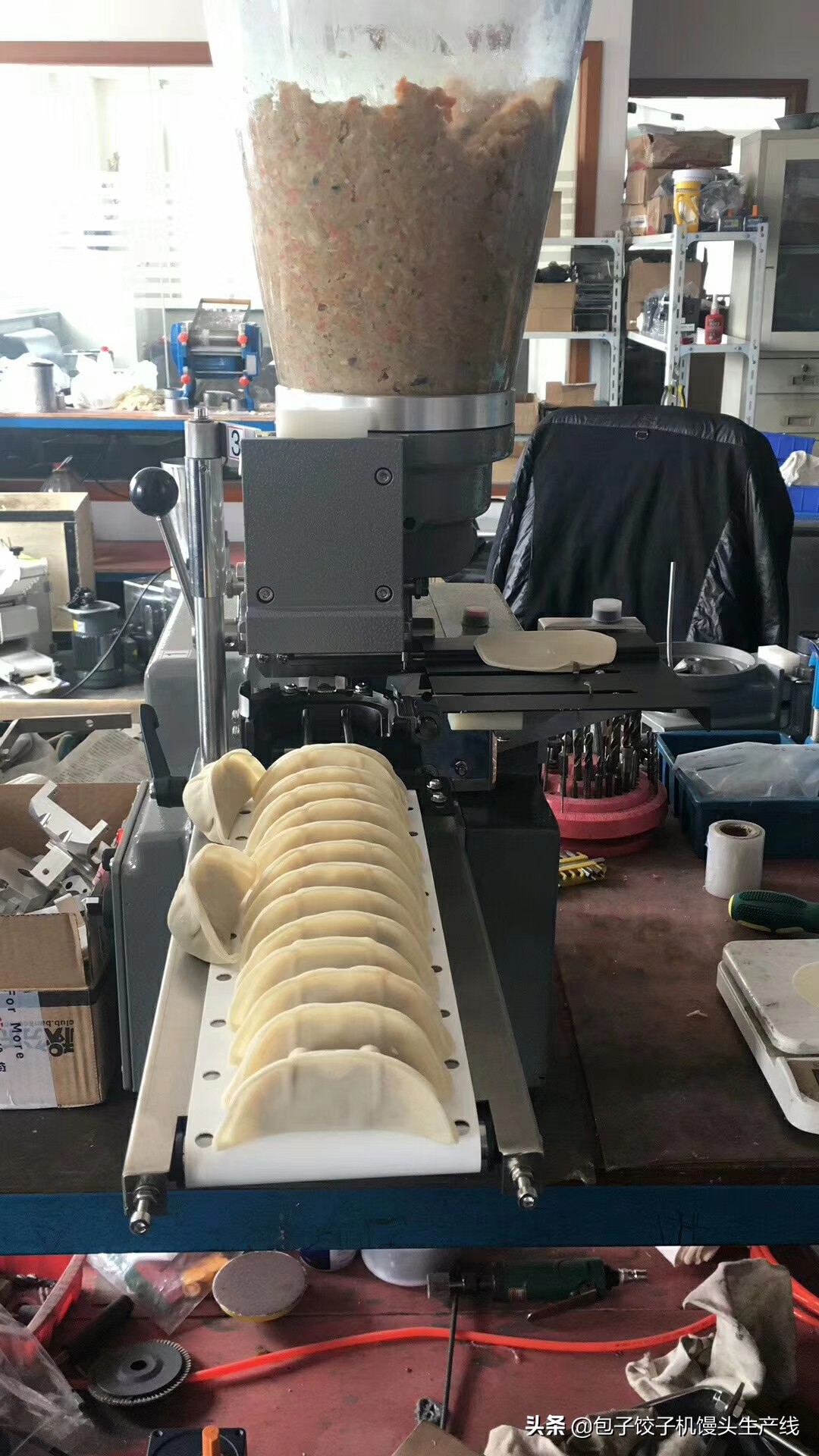 A small Japanese-style pan-fried dumpling machine, a small machine is ...