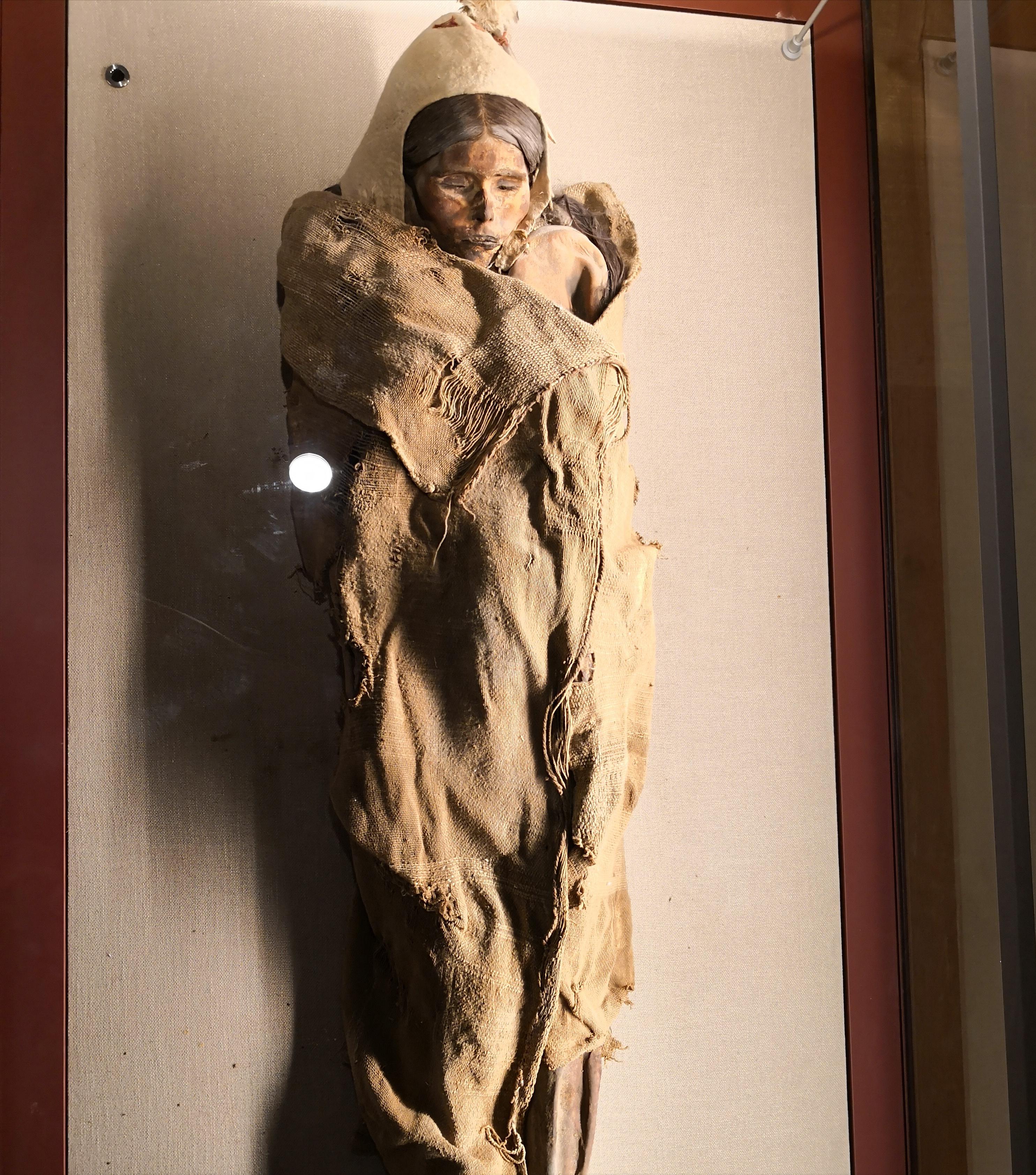 The thousand-year-old female corpse in the depths of Lop Nur, with a ...