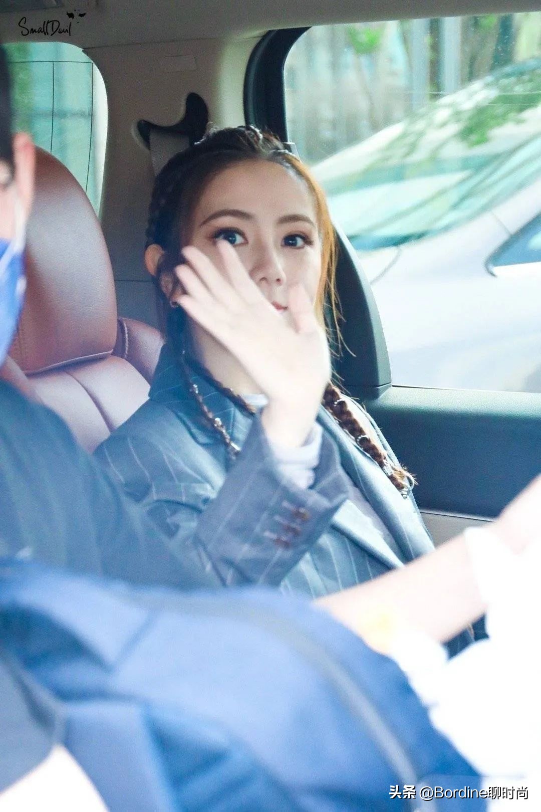 Singer Deng Ziqi, very strong in dressing, wears a gray striped suit ...