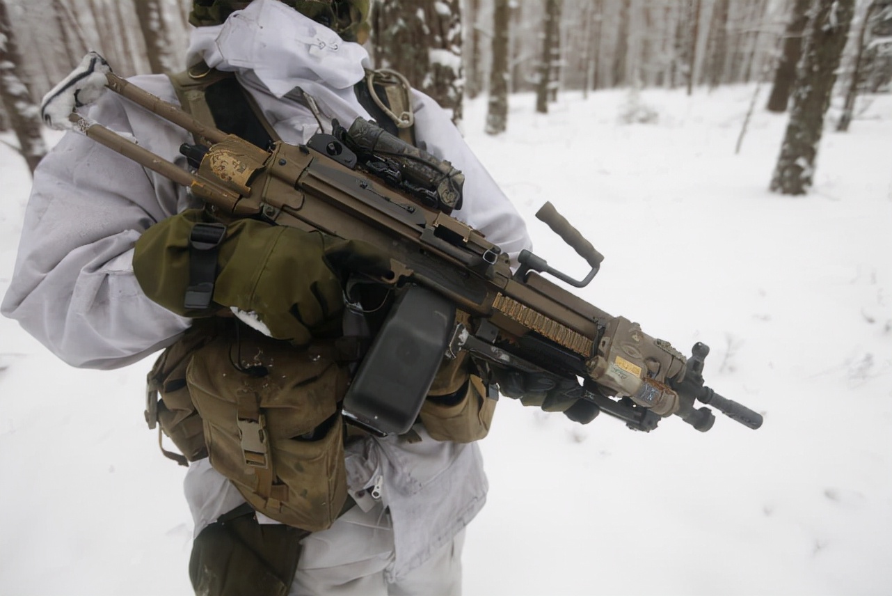 The 5.56mm Minimi is still an unobsolete light machine gun for the army ...