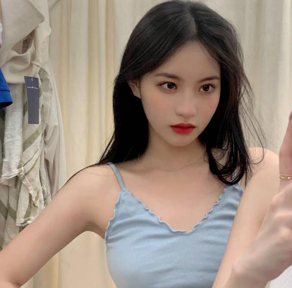 She is an Internet celebrity but starred in "Long Song Xing". After leaving the intensive ...