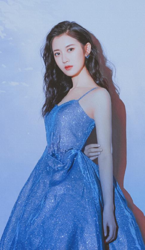 Chen Yuqi Wore A White Suspender Dress She Was As Beautiful As A