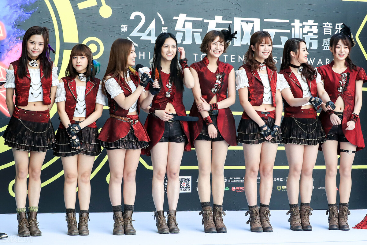 SNH48 members Feng Xiaofei and Wang Jialing announced their coming out ...