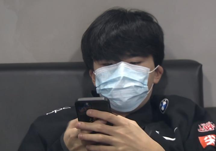 LGD was severely slapped and was "educated" by two LDL players, and LWX became the top leader ...