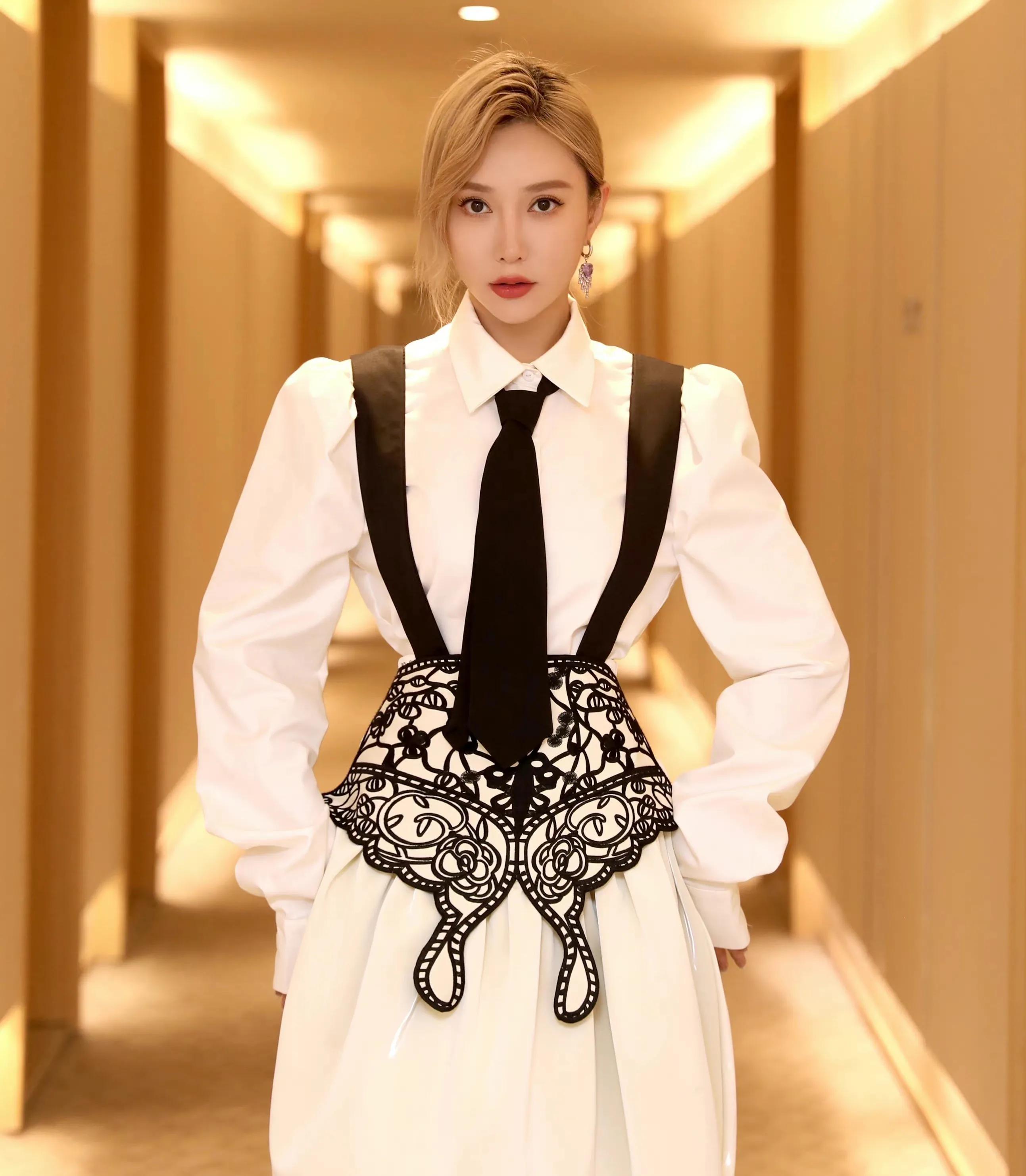 Stunning World Female DJ Li Yike - iMedia