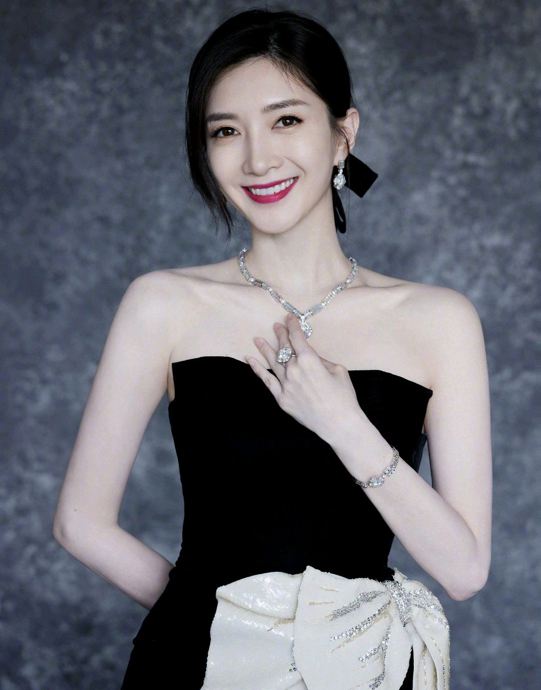 Jiang Shuying introduced the method of taking pictures along the edge ...