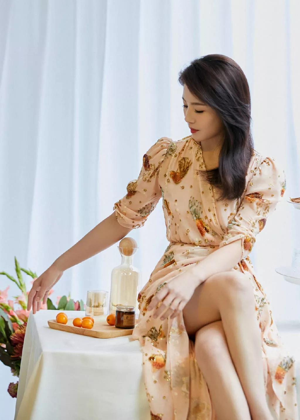 Liu Tao wore a comfortable long skirt, full of spring, very comfortable ...