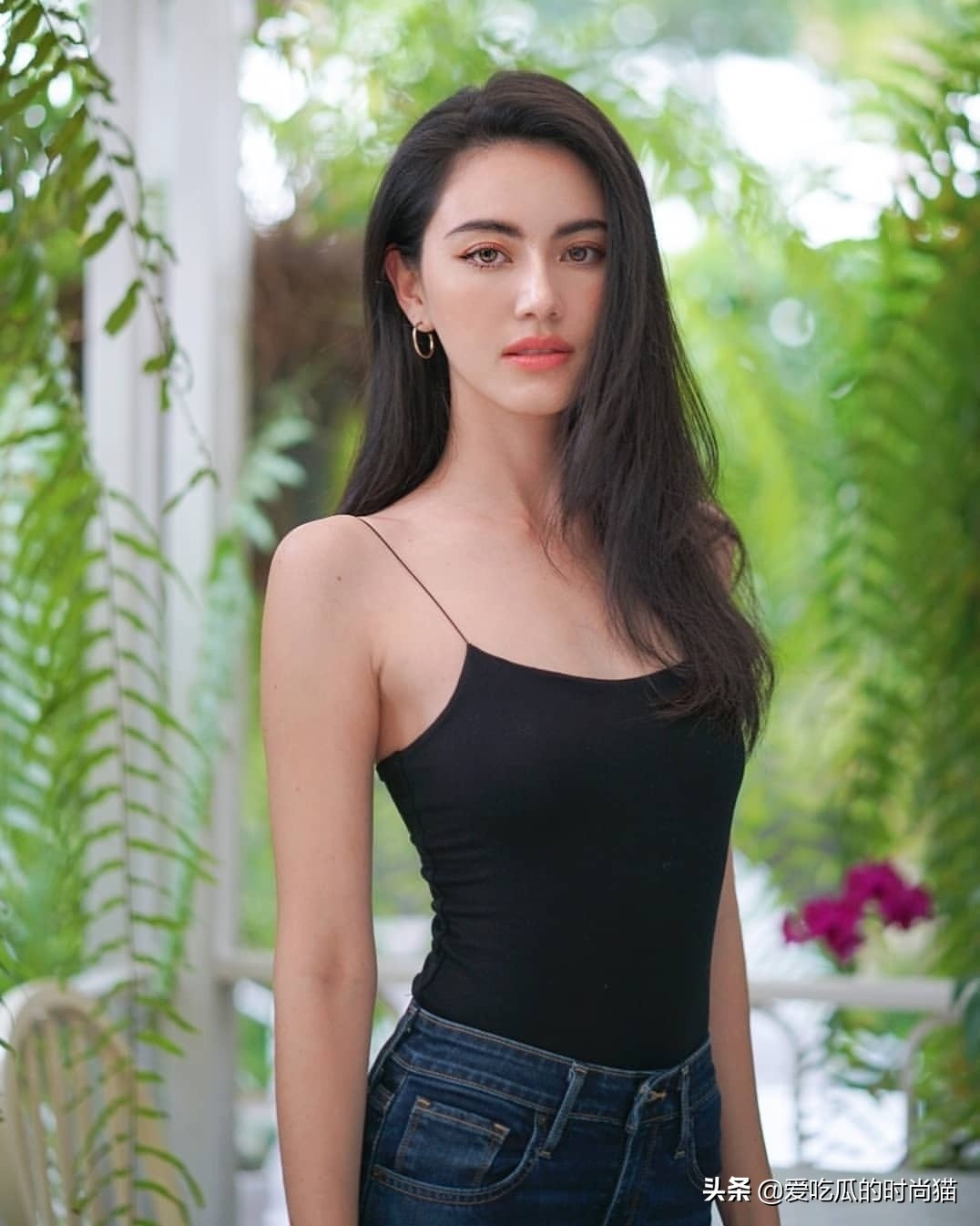 The Thai half-blood goddess Mai shows off the vest line!Too beautiful ...