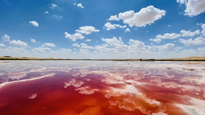 Ulan Lake, the heart of the Tengger Desert, "Heart of the Earth" - iMedia