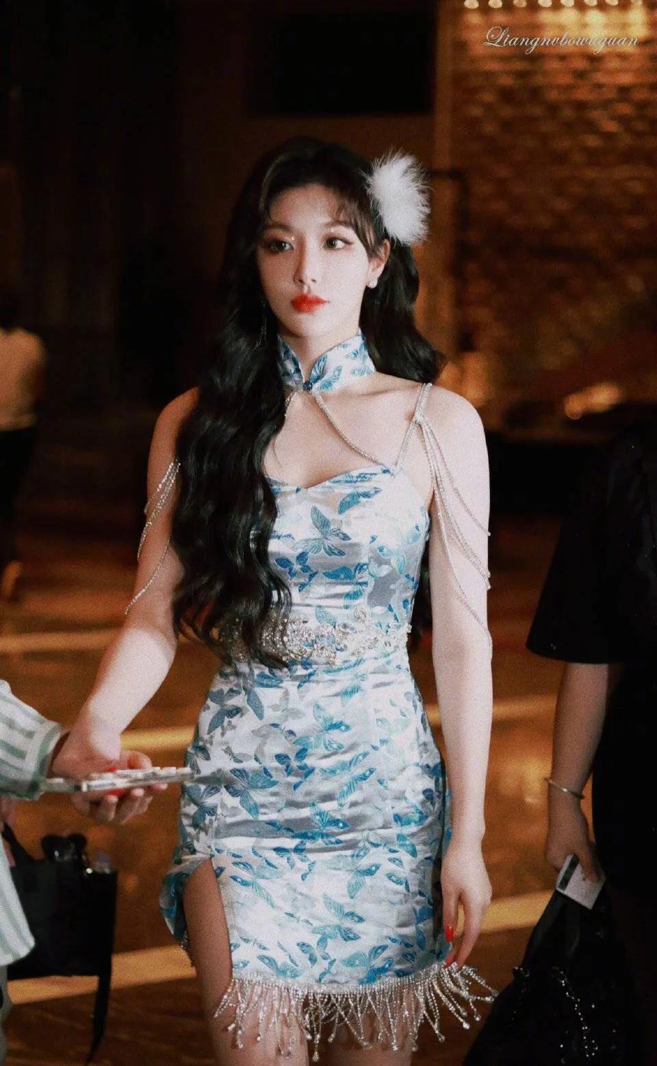 Kong Xueer joins "Burst Stage", the beautiful blue peacock looks noble ...