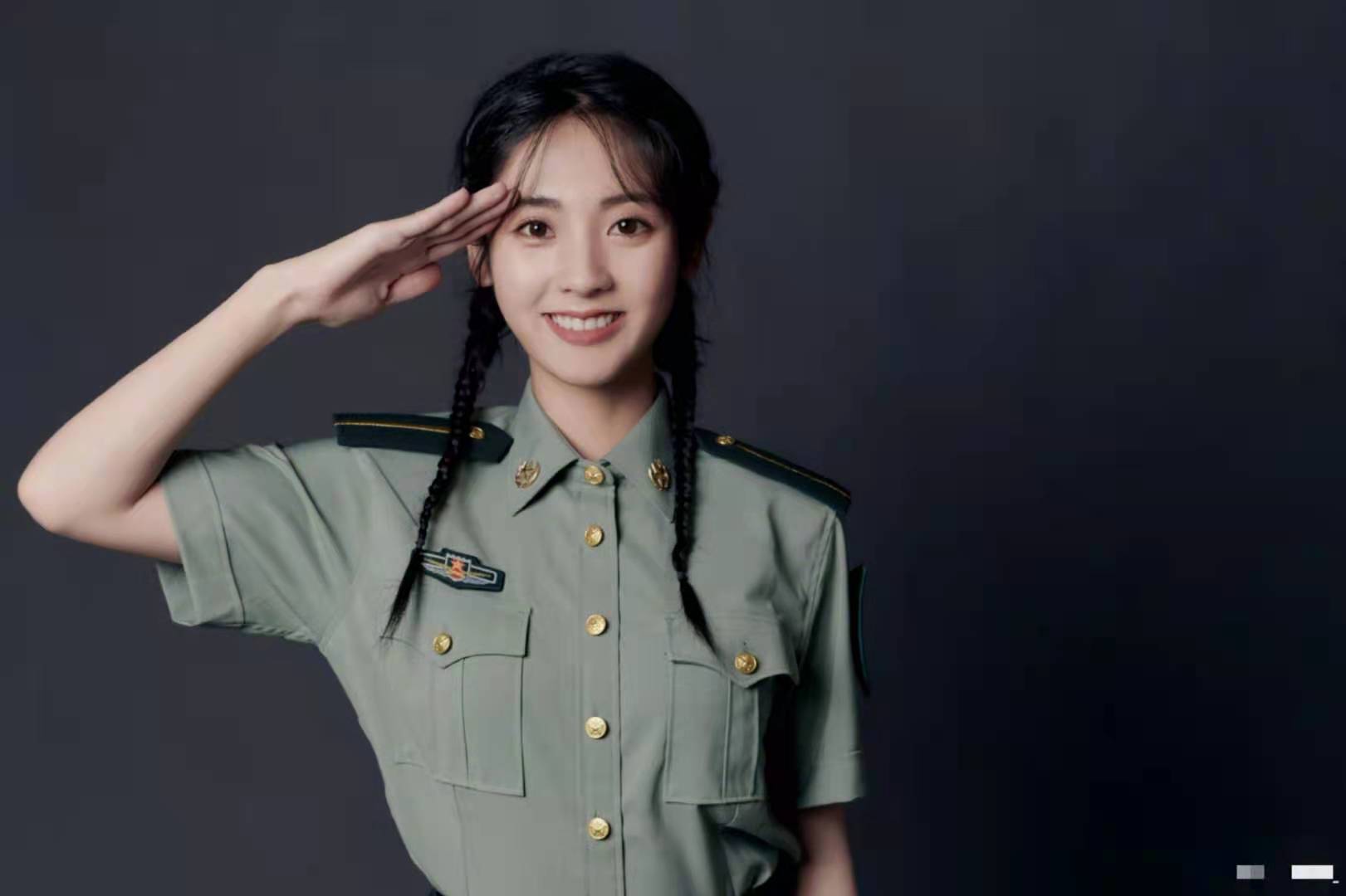Stars celebrate the Army Day: Wang Xun sends a group photo of his ...