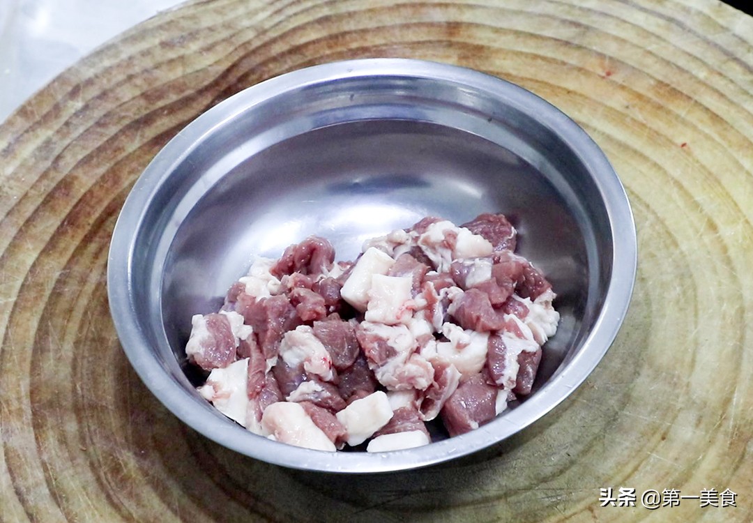 The chef teaches you how to make toothpicks and lamb. There are skills ...