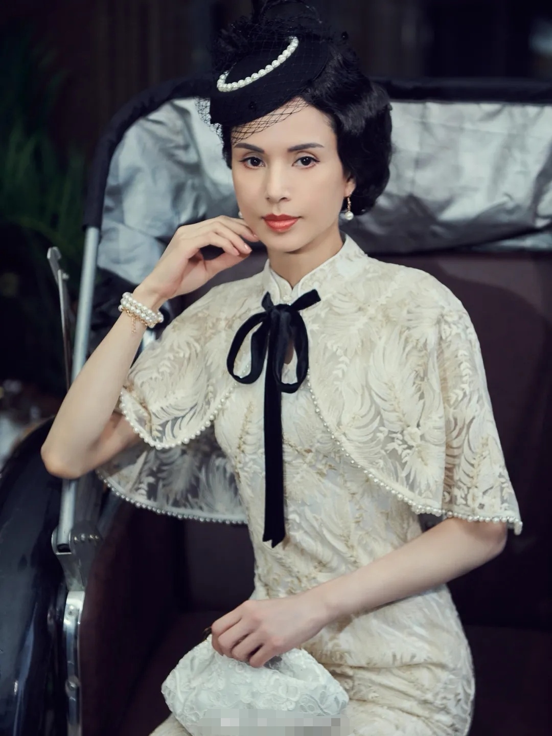 Li Ruotong's latest look, wearing a cheongsam with retro makeup, looks ...