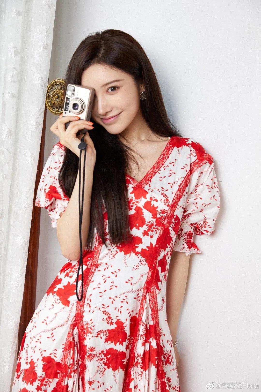 Dai Yanni wears a red floral dress and exudes fascinating charm between ...