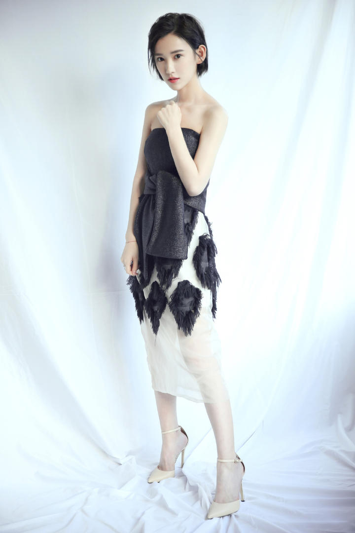 Li Muchen-black tube top dress photo - iMedia