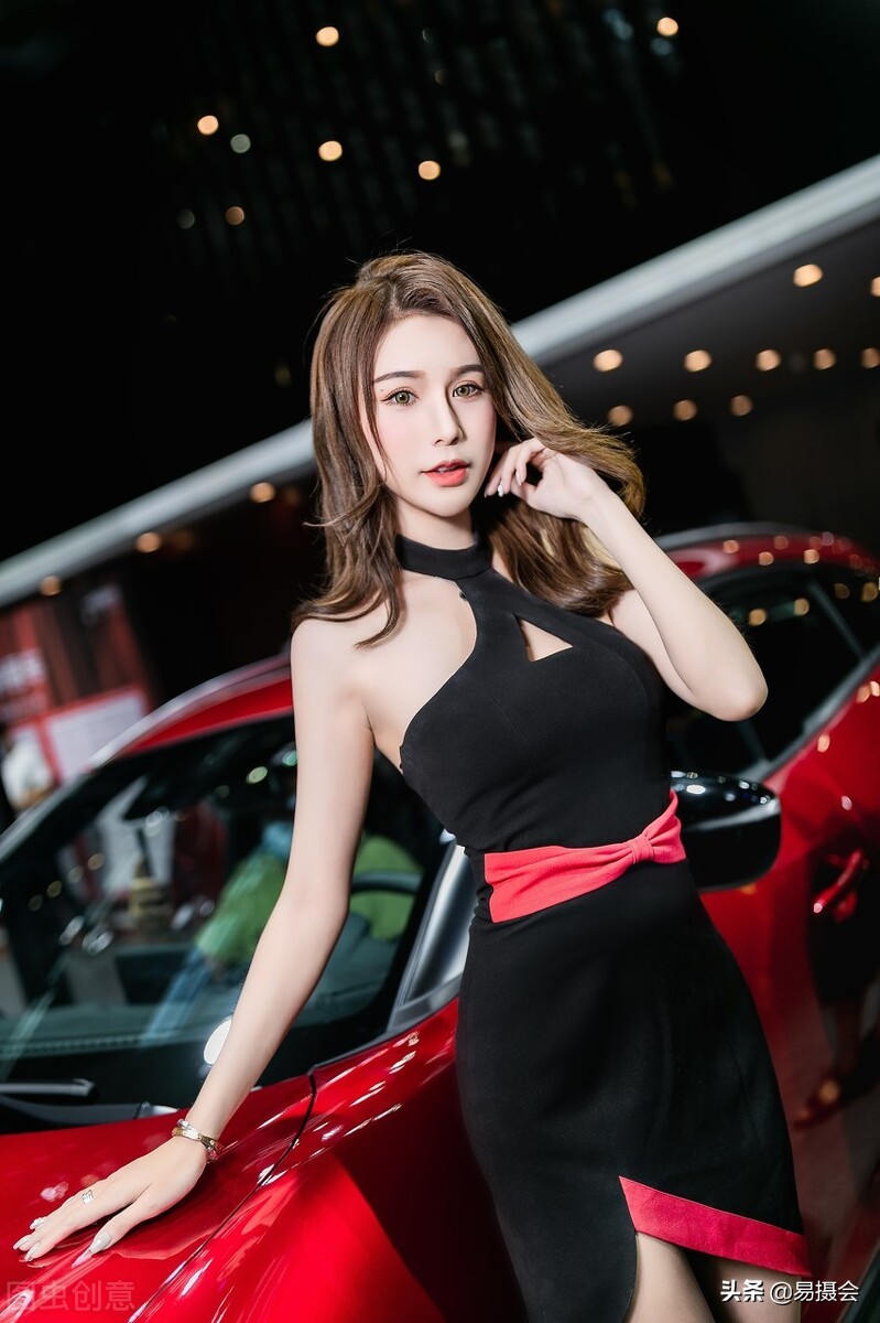 Picture Tour-Models at the Auto Show - iMedia