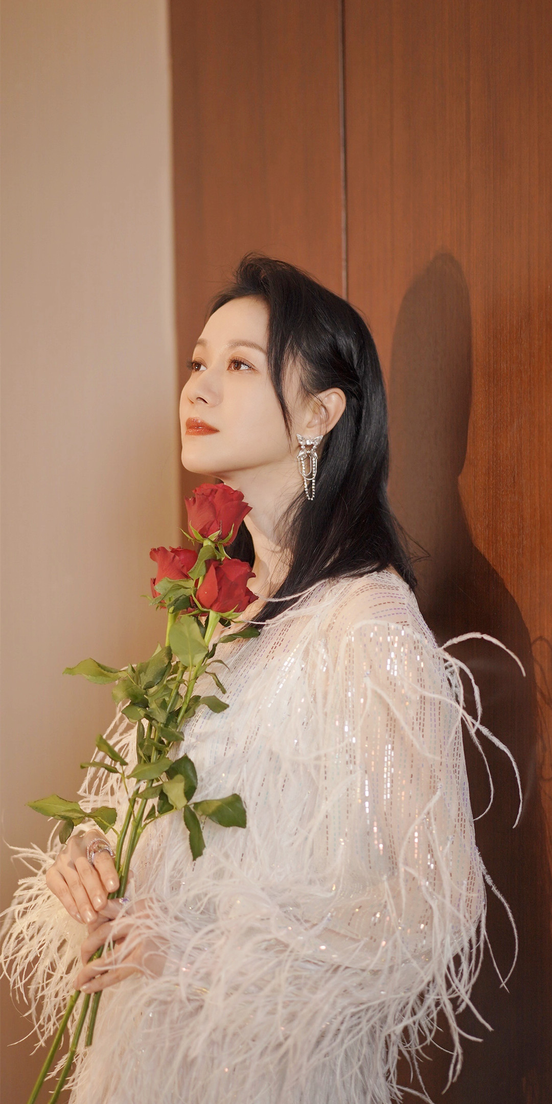 Ni Hongjie is 43 years old, wearing a feather skirt elegant and ...