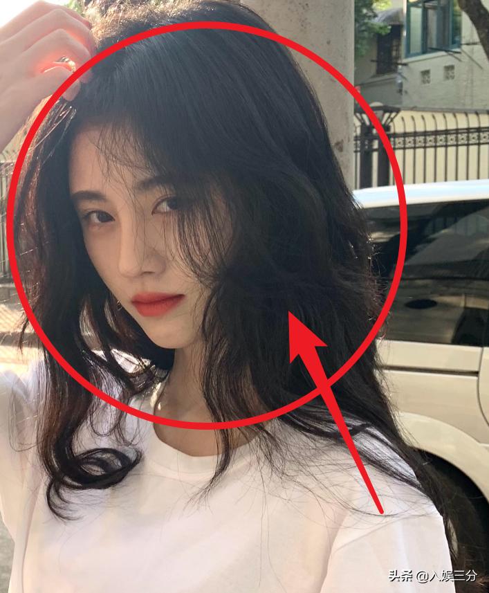 Ju Jingyi appeared on the street and was photographed. A close-up photo ...