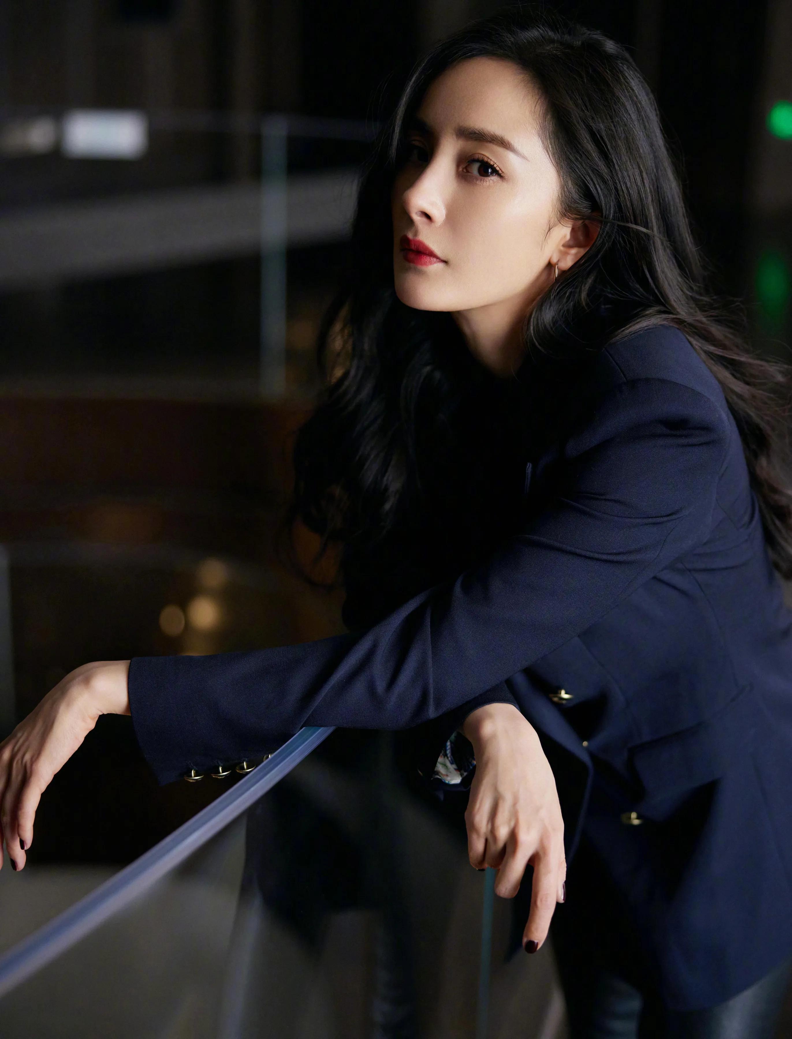 Beautiful Yang Mi: Red skirt with high heels and long legs - iMedia