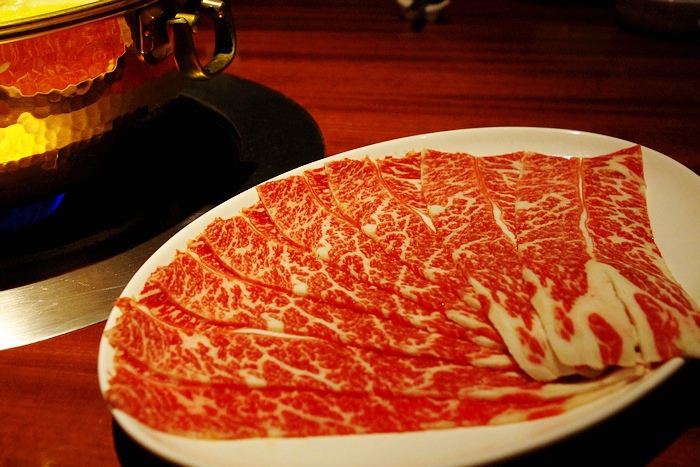 Blowing on the air conditioner, eating hot pot and boiling the snow cow ...