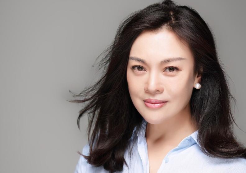 Shi Ke is in the same frame as the billionaire husband, and he walks in ...