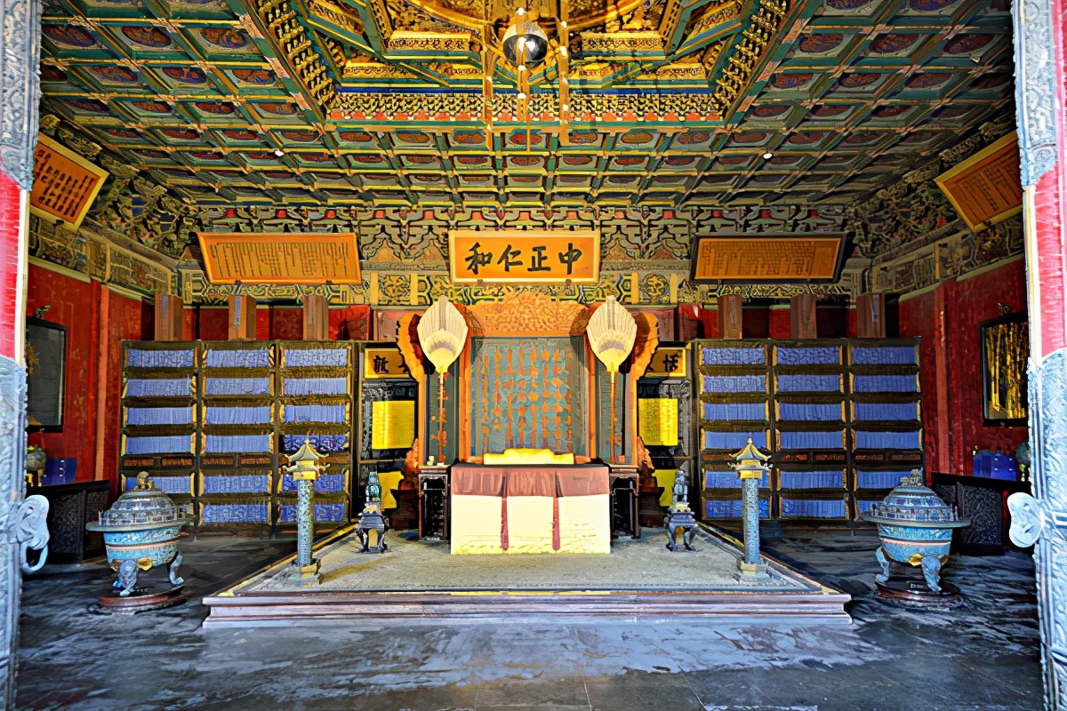 The Hall of Yangxin is not on the central axis of the Forbidden City ...