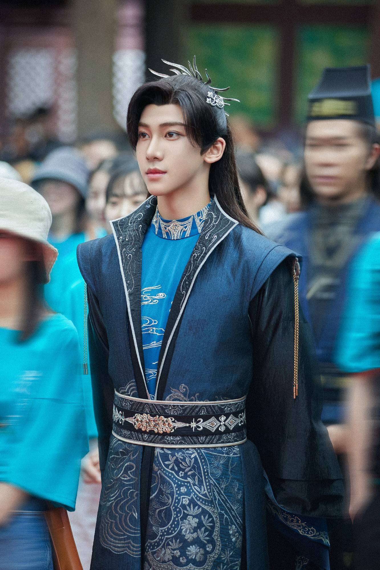Ding Zeren starred in the new drama "Hua Qing Ge" boot costume debut ...